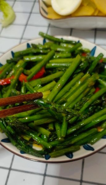 芦笋怎么炒才脆嫩_芦笋炒之前要不要焯水-第3张图片-山城妙识 芦笋怎么炒才脆嫩_芦笋炒之前要不要焯水-第3张图片-山城妙识