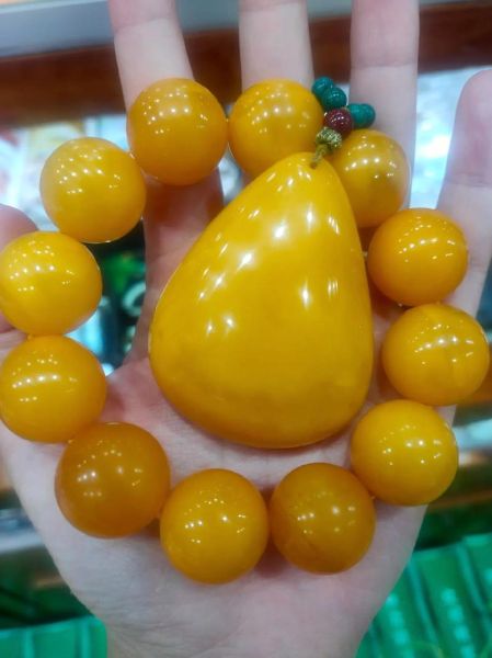 鸡油黄蜜蜡真假怎么辨别_鸡油黄蜜蜡真假鉴别方法-第2张图片-山城妙识 鸡油黄蜜蜡真假怎么辨别_鸡油黄蜜蜡真假鉴别方法-第2张图片-山城妙识