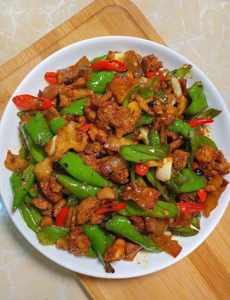 青椒炒肉怎么做才嫩_青椒炒肉家常做法步骤-第1张图片-山城妙识