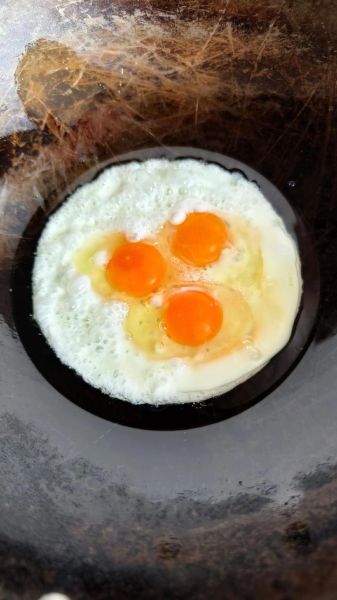 鸡蛋怎样煎又大又蓬松_煎蛋蓬松技巧-第1张图片-山城妙识 鸡蛋怎样煎又大又蓬松_煎蛋蓬松技巧-第1张图片-山城妙识