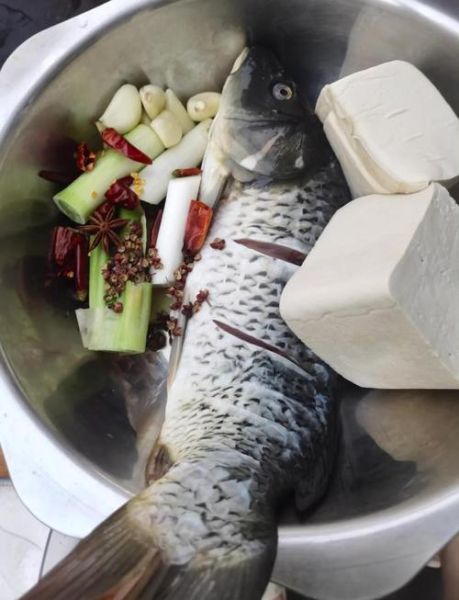 鲤鱼炖豆腐怎么做_鲤鱼炖豆腐的家常做法-第1张图片-山城妙识 鲤鱼炖豆腐怎么做_鲤鱼炖豆腐的家常做法-第1张图片-山城妙识