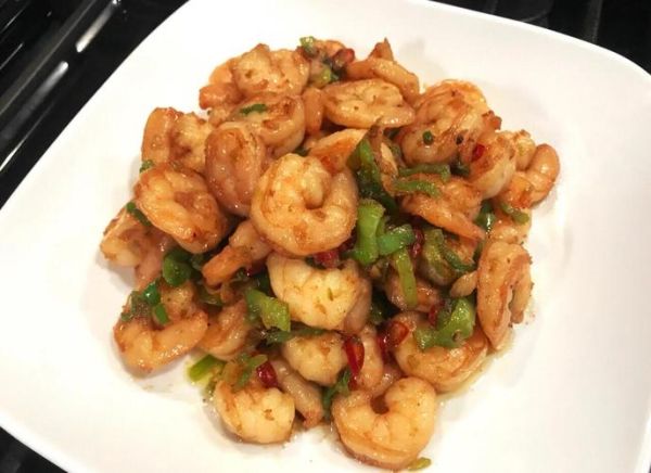 虾仁炒青椒怎么做_虾仁炒青椒需要焯水吗-第2张图片-山城妙识 虾仁炒青椒怎么做_虾仁炒青椒需要焯水吗-第2张图片-山城妙识