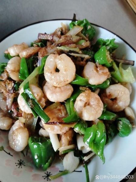 虾仁炒青椒怎么做_虾仁炒青椒需要焯水吗-第1张图片-山城妙识 虾仁炒青椒怎么做_虾仁炒青椒需要焯水吗-第1张图片-山城妙识