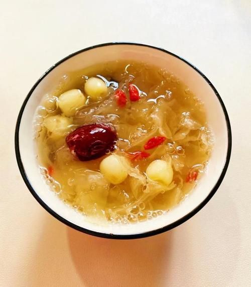 银耳莲子汤怎样做_银耳莲子汤功效与禁忌-第2张图片-山城妙识 银耳莲子汤怎样做_银耳莲子汤功效与禁忌-第2张图片-山城妙识