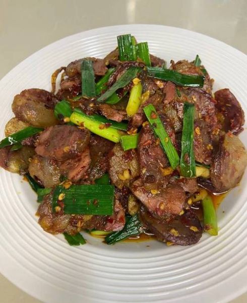 蒜苗炒香肠怎么炒才好吃_家常做法步骤详解-第1张图片-山城妙识 蒜苗炒香肠怎么炒才好吃_家常做法步骤详解-第1张图片-山城妙识