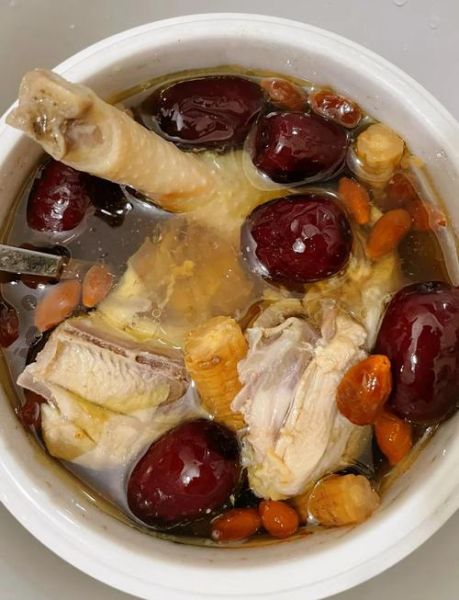 鸡汤怎么炖好喝又营养补血_补血鸡汤放什么食材-第1张图片-山城妙识 鸡汤怎么炖好喝又营养补血_补血鸡汤放什么食材-第1张图片-山城妙识