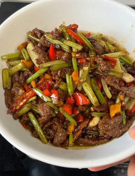 熟牛肉炒芹菜怎么做_熟牛肉炒芹菜用不用焯水-第1张图片-山城妙识 熟牛肉炒芹菜怎么做_熟牛肉炒芹菜用不用焯水-第1张图片-山城妙识