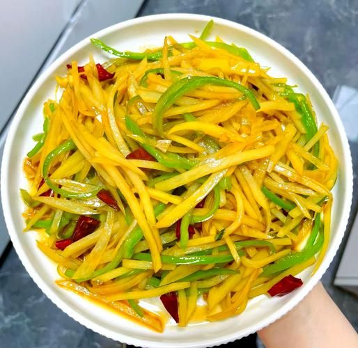 青椒炒土豆丝怎么炒才脆_青椒土豆丝要不要焯水-第1张图片-山城妙识 青椒炒土豆丝怎么炒才脆_青椒土豆丝要不要焯水-第1张图片-山城妙识