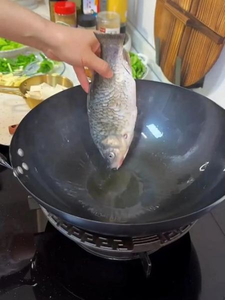 鲫鱼汤煎鱼怎么不粘锅_煎鱼不破皮技巧-第1张图片-山城妙识