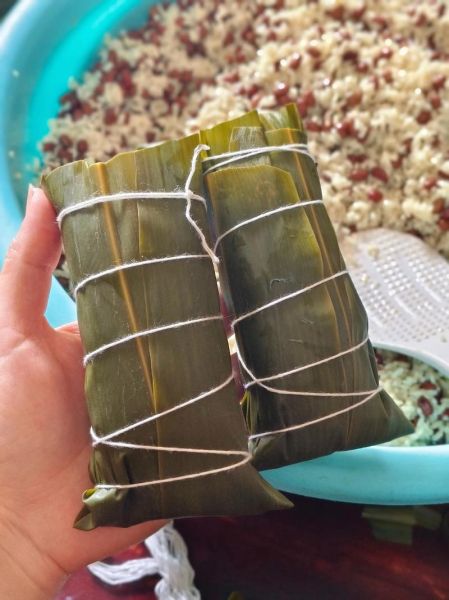 长肉粽子怎么包_长粽子包法图解-第3张图片-山城妙识