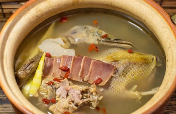 鸭子炖汤放什么食材最好_老鸭汤的经典搭配-第1张图片-山城妙识