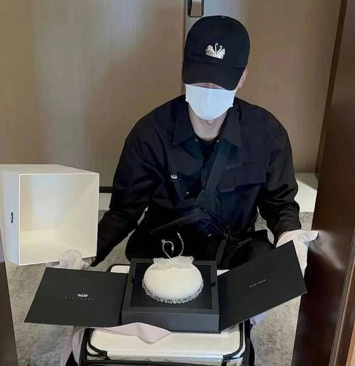 黑天鹅蛋糕外卖小哥怎么送_黑天鹅蛋糕外卖配送流程-第2张图片-山城妙识