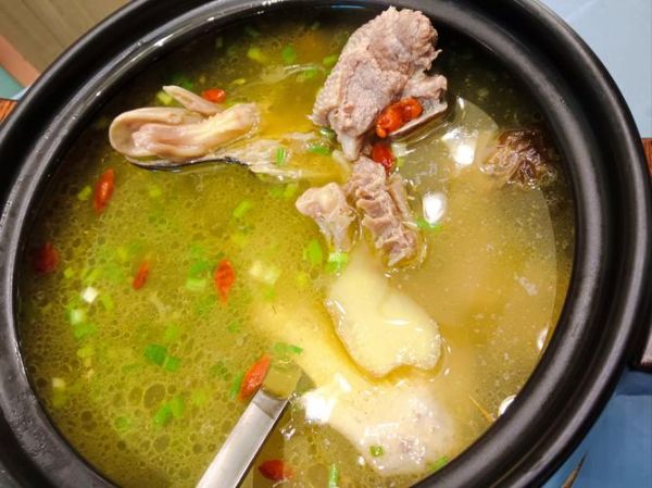 鸭子炖汤放什么食材最好_老鸭汤的经典搭配-第3张图片-山城妙识