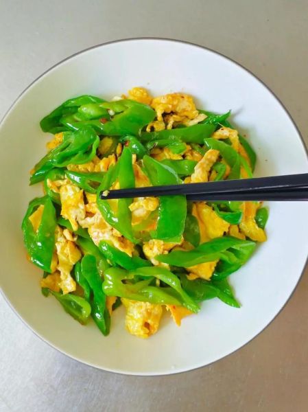 尖椒炒鸡蛋怎么做_尖椒炒鸡蛋先炒蛋还是先炒尖椒-第1张图片-山城妙识 尖椒炒鸡蛋怎么做_尖椒炒鸡蛋先炒蛋还是先炒尖椒-第1张图片-山城妙识