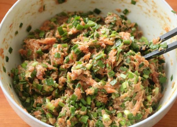 韭菜肉馅饺子怎么调馅_韭菜饺子馅怎么调才不出水-第1张图片-山城妙识 韭菜肉馅饺子怎么调馅_韭菜饺子馅怎么调才不出水-第1张图片-山城妙识
