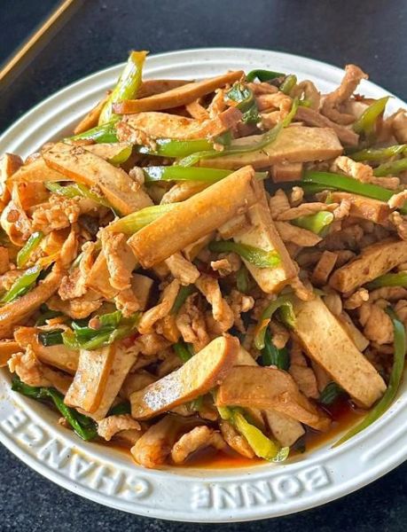 青椒香干炒肉怎么做_青椒香干炒肉热量高吗-第1张图片-山城妙识