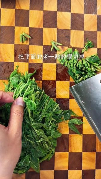 香椿芽鸡蛋饼怎么做_香椿芽鸡蛋饼的营养价值-第2张图片-山城妙识 香椿芽鸡蛋饼怎么做_香椿芽鸡蛋饼的营养价值-第2张图片-山城妙识