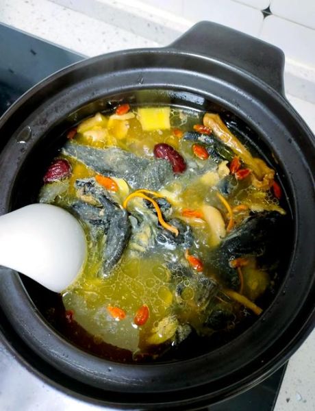 乌鸡怎么炖好吃_家常五香乌鸡汤做法-第1张图片-山城妙识