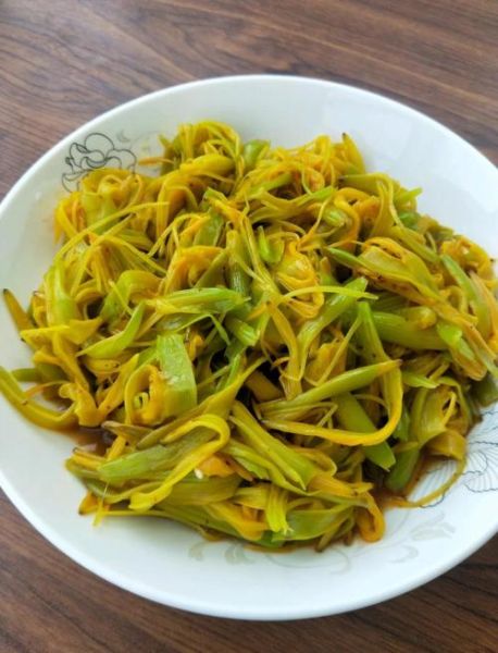 黄花菜怎么炒_黄花菜炒前要不要焯水-第1张图片-山城妙识