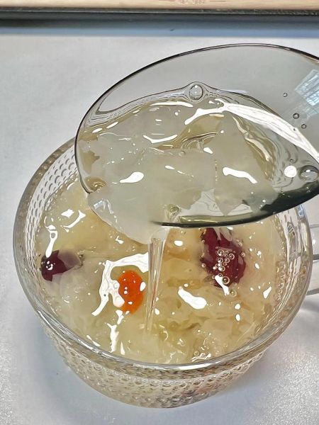 银耳羹的家常做法_银耳羹怎么煮出胶质-第1张图片-山城妙识