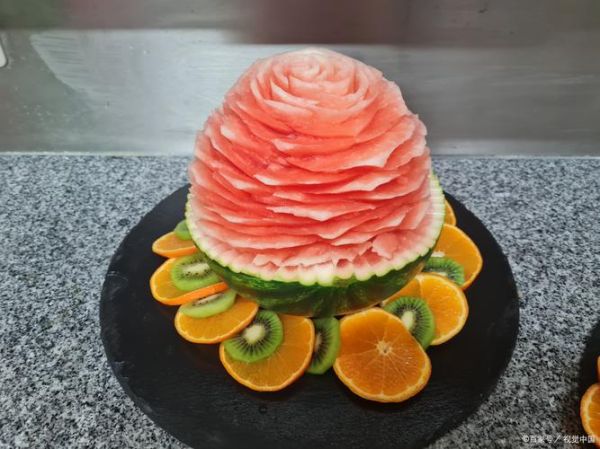 西瓜水果拼盘怎么做_西瓜拼盘切法图解-第1张图片-山城妙识 西瓜水果拼盘怎么做_西瓜拼盘切法图解-第1张图片-山城妙识