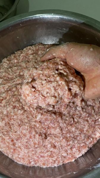 馄饨馅怎么调好吃又嫩_肉馅打水比例是多少-第1张图片-山城妙识 馄饨馅怎么调好吃又嫩_肉馅打水比例是多少-第1张图片-山城妙识