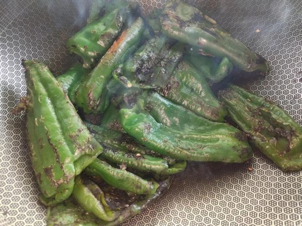 虎皮辣椒怎么做_虎皮辣椒用不用先焯水-第3张图片-山城妙识