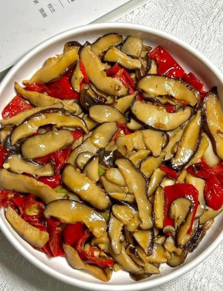 香菇辣椒炒肉怎么做_香菇辣椒炒肉怎么做好吃-第1张图片-山城妙识