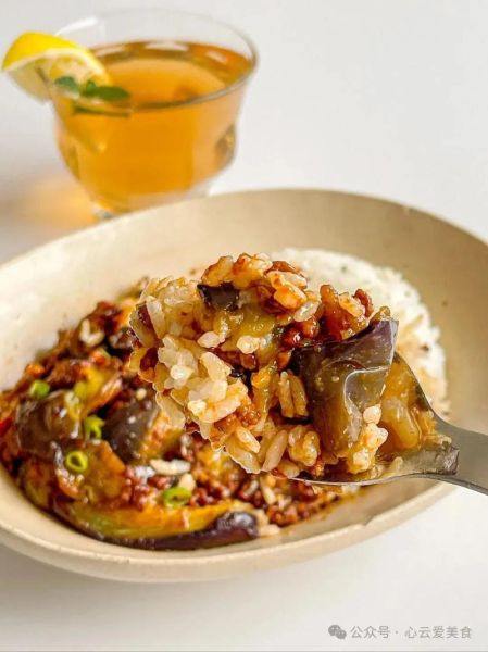 鱼香茄子盖饭怎么做_鱼香茄子盖饭热量高吗-第1张图片-山城妙识