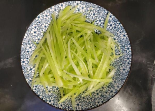 凉拌莴笋丝要不要焯水_莴笋丝焯水窍门-第2张图片-山城妙识 凉拌莴笋丝要不要焯水_莴笋丝焯水窍门-第2张图片-山城妙识