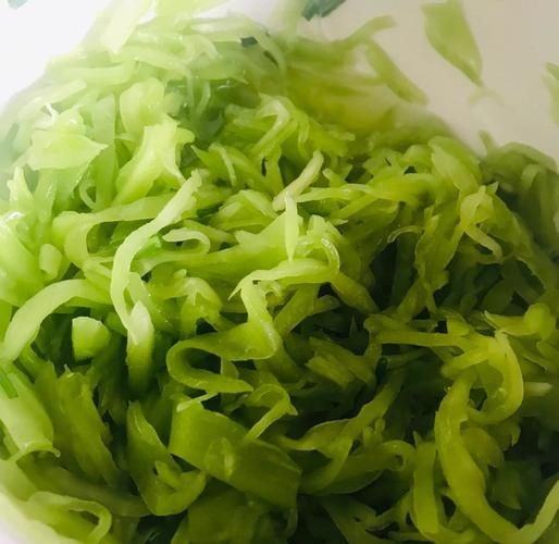 凉拌莴笋丝要不要焯水_莴笋丝焯水窍门-第1张图片-山城妙识 凉拌莴笋丝要不要焯水_莴笋丝焯水窍门-第1张图片-山城妙识