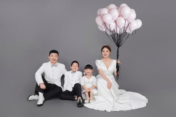 一家4口全家福怎么摆姿势_全家福拍照姿势大全-第3张图片-山城妙识