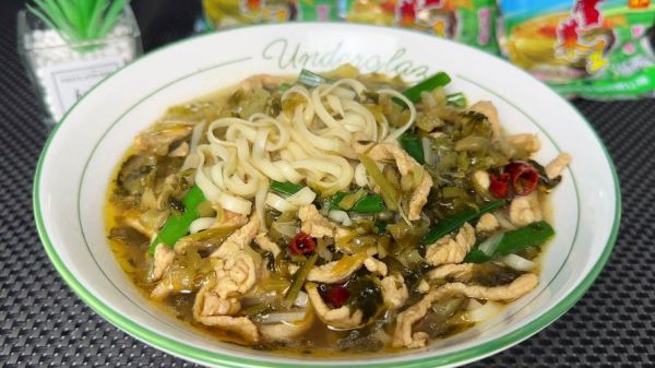 雪菜肉丝面用什么面条_哪种面条最适合雪菜肉丝面-第1张图片-山城妙识