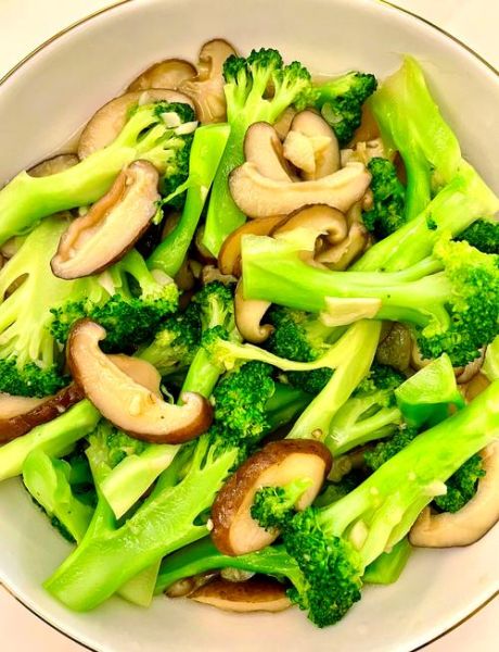 香菇炒西兰花怎么做_香菇炒西兰花用焯水吗-第1张图片-山城妙识 香菇炒西兰花怎么做_香菇炒西兰花用焯水吗-第1张图片-山城妙识