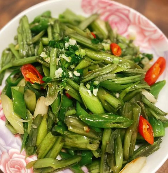 炒空心菜梗酸怎么做_空心菜梗酸要焯水吗-第3张图片-山城妙识 炒空心菜梗酸怎么做_空心菜梗酸要焯水吗-第3张图片-山城妙识