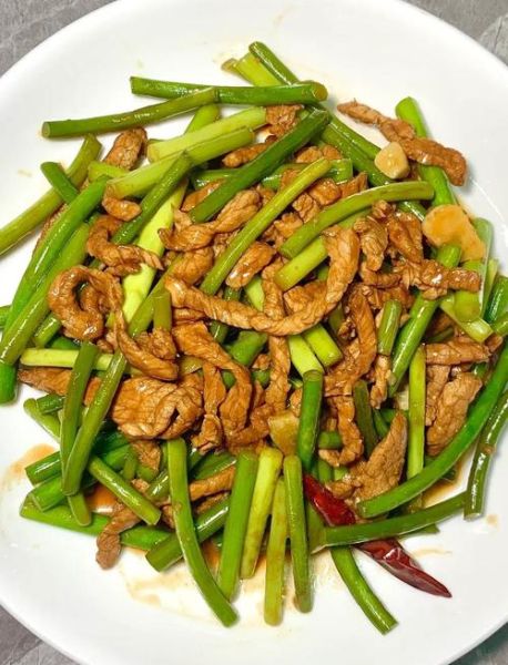 蒜苔炒肉丝怎么炒好吃窍门_蒜苔炒肉先炒蒜苔还是先炒肉-第1张图片-山城妙识