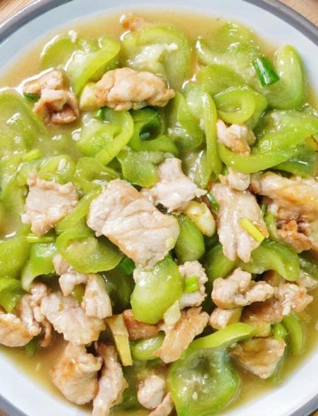 丝瓜炒肉的功效与作用_孕妇能吃吗-第1张图片-山城妙识 丝瓜炒肉的功效与作用_孕妇能吃吗-第1张图片-山城妙识