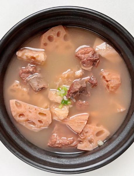 排骨炖藕怎么炖才好吃_排骨炖藕要不要焯水-第1张图片-山城妙识 排骨炖藕怎么炖才好吃_排骨炖藕要不要焯水-第1张图片-山城妙识