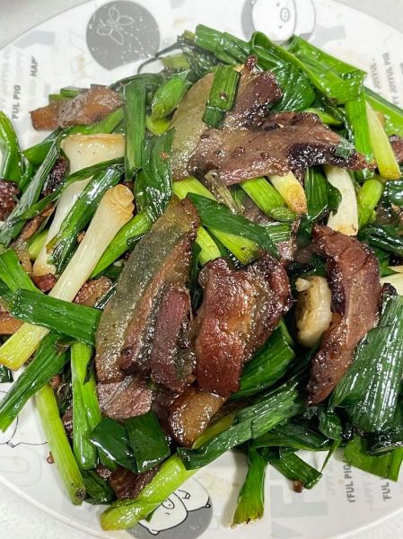 腊肉炒蒜苗怎么做_腊肉炒蒜苗需要焯水吗-第2张图片-山城妙识 腊肉炒蒜苗怎么做_腊肉炒蒜苗需要焯水吗-第2张图片-山城妙识