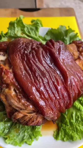 油炸虎皮肘子怎么做_肘子起皮不破秘诀-第1张图片-山城妙识 油炸虎皮肘子怎么做_肘子起皮不破秘诀-第1张图片-山城妙识