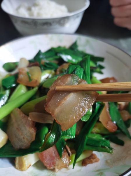 腊肉蒜苗怎么做_腊肉炒蒜苗先炒哪个-第1张图片-山城妙识