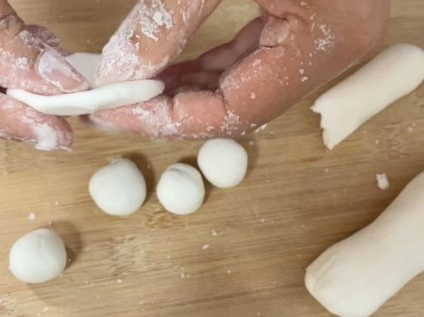 包汤圆的手法_新手怎么捏圆不破皮-第1张图片-山城妙识 包汤圆的手法_新手怎么捏圆不破皮-第1张图片-山城妙识