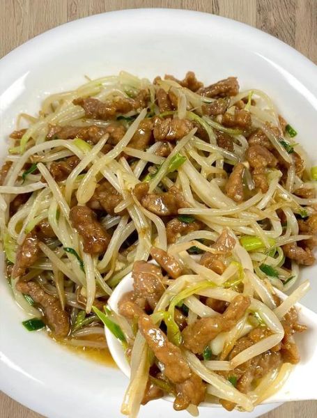 绿豆芽炒肉怎么炒好吃_绿豆芽炒肉要不要焯水-第1张图片-山城妙识 绿豆芽炒肉怎么炒好吃_绿豆芽炒肉要不要焯水-第1张图片-山城妙识